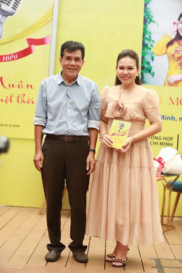 MC Xuân Hiếu đánh dấu hành trình ‘làm nghề’ khó quên qua tập bút ký ‘Thanh xuân không chỉ một thời’